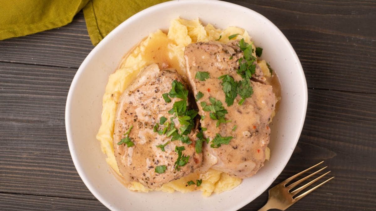 Slow cooker pork chops: an incredibly easy dinner the whole family will ...