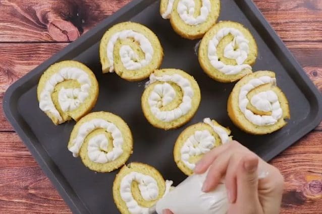 Mini Sponge Cake Rolls: the easy, bite-sized recipe for strawberry ...