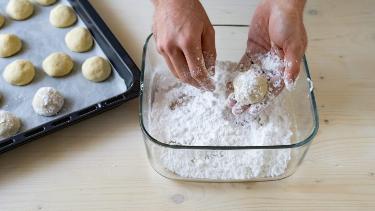 Snowball Cookies: the recipe for the soft and fragrant pastries