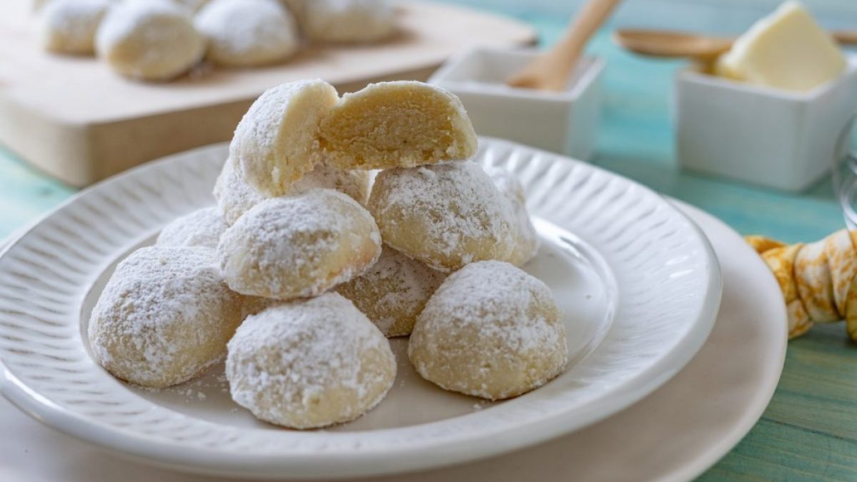 Snowball Cookies: the recipe for the soft and fragrant pastries