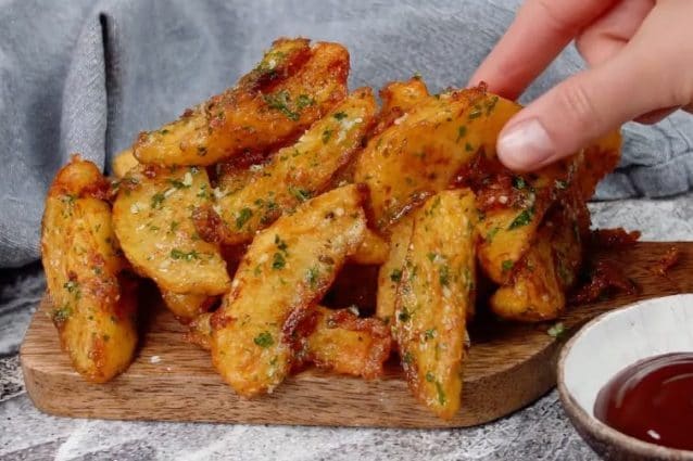Garlic Butter Potatoes: the crispy and flavorful potato recipe