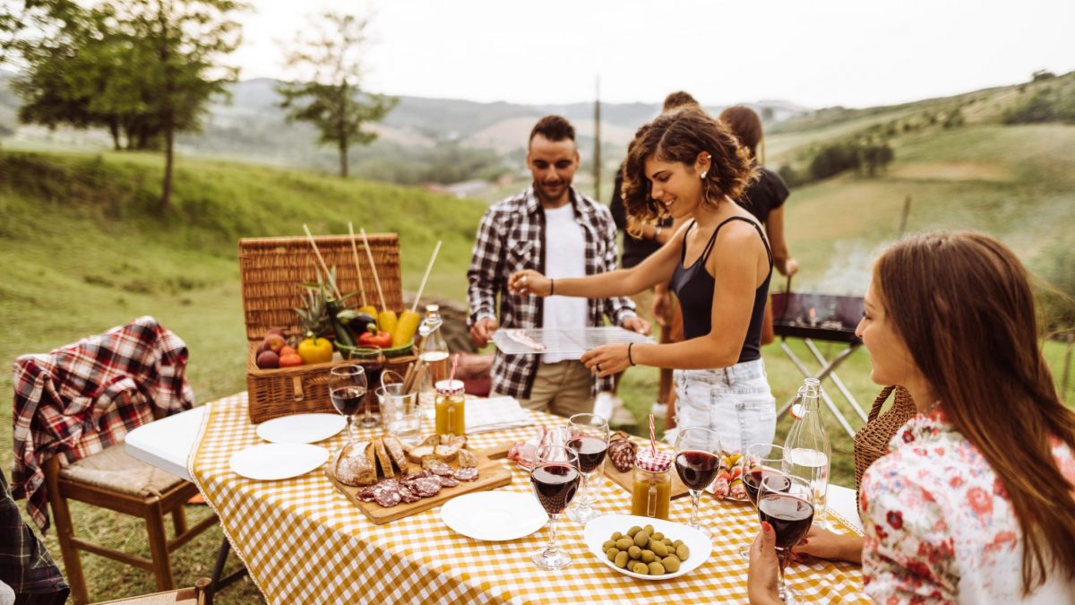 10 Meals That Are Certified 'Perfect' For Your Pool Parties This Summer