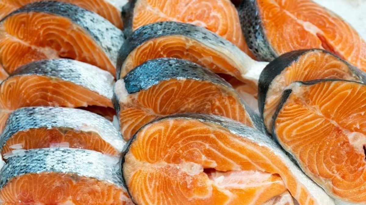Here's The Difference Between Farm-Raised And Wild-Caught Fish