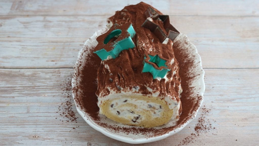 Pandoro Roll: an easy recipe for a chocolate and ricotta dessert to use ...