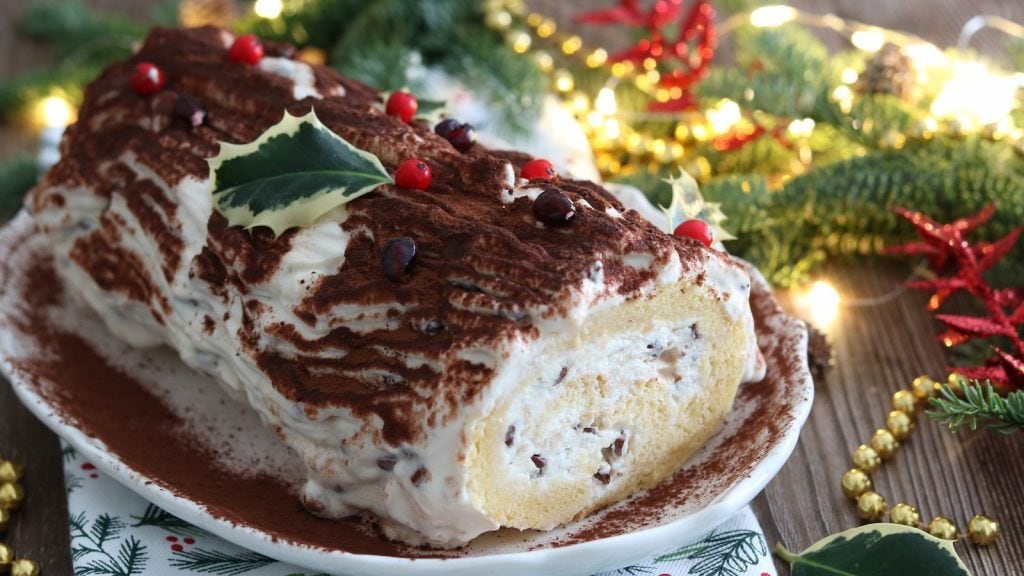 Pandoro Roll: an easy recipe for a chocolate and ricotta dessert to use ...