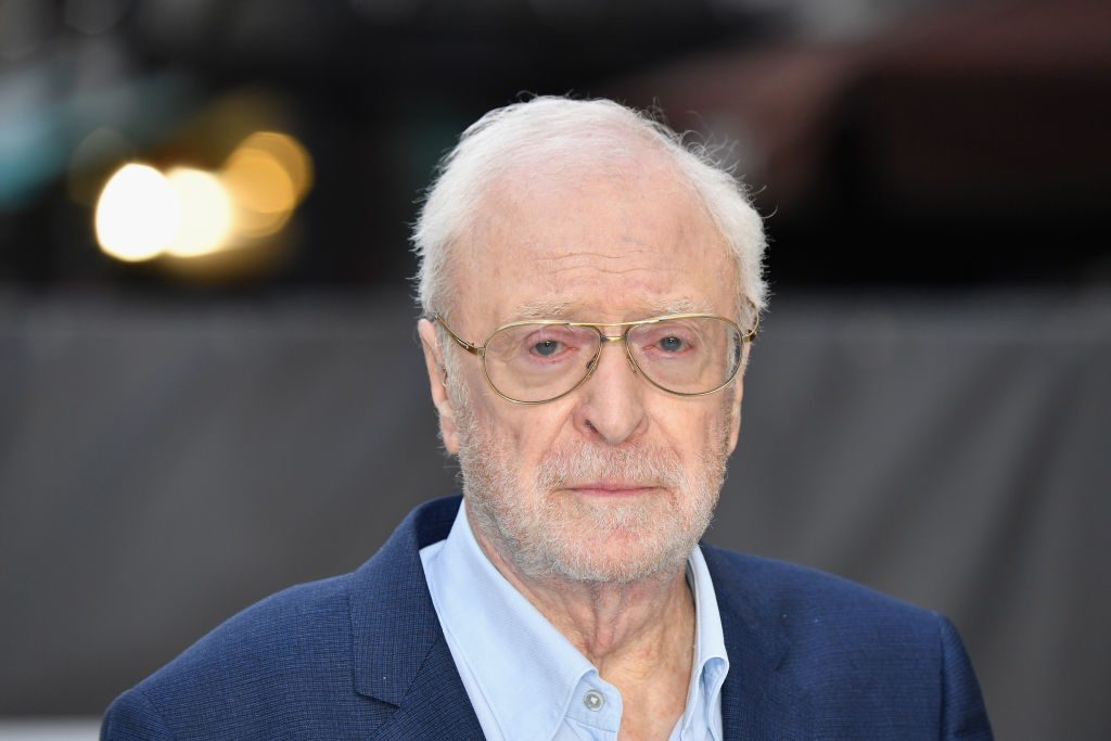 Michael Caine mette all'asta i suoi cimeli cinematografici, anche i ...