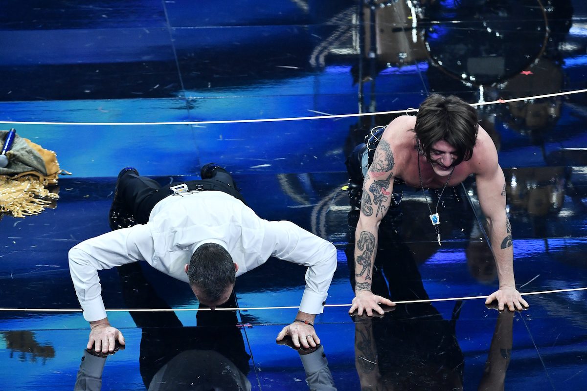 Amadeus trasforma Sanremo nel karaoke che ci voleva in questo momento