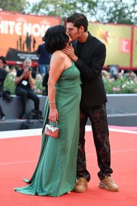 Giancarlo Commare sceglie Margherita Sciortino per Venezia: il bacio alla mamma sul red carpet