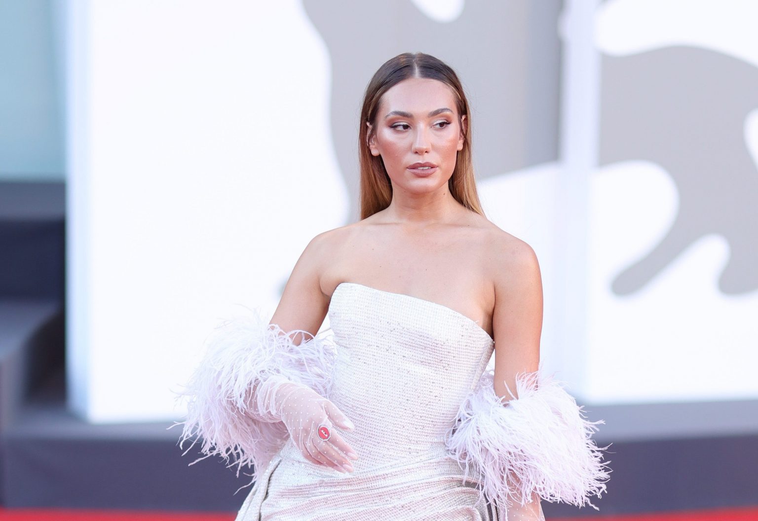 L'influencer Angela Caloisi perde un anello di diamanti nel canale di ...