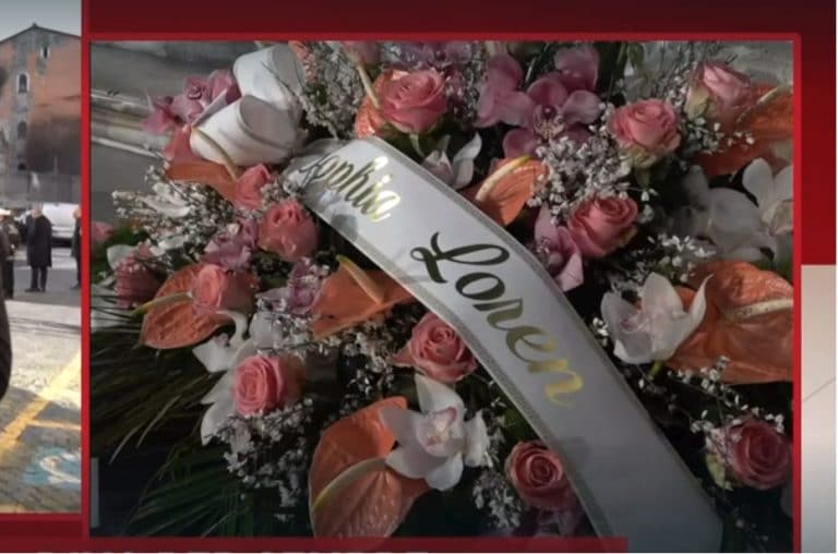 L'ultimo saluto di Sophia Loren a Gina Lollobrigida, i fiori arrivati ...