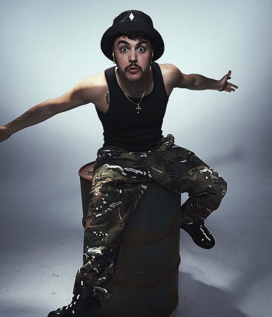 Chi è Izi, il rapper che duetta con Madame a Sanremo 2023 Chi è Izi, il rapper che duetta con Madame a Sanremo 2023