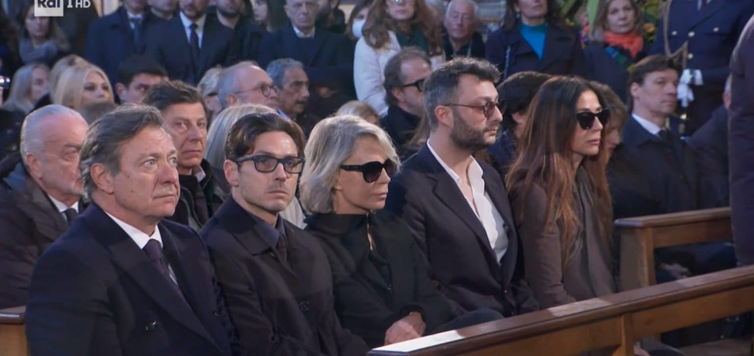 Funerali Maurizio Costanzo, l'arrivo del feretro: l'abbraccio di Maria ...