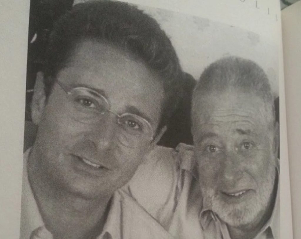 Il roseto del padre di Bonolis fiorisce di nuovo di bianco, Sonia ...