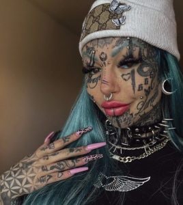 L'influencer Amber Luke cieca dopo il tatuaggio agli occhi: "Non ho ...