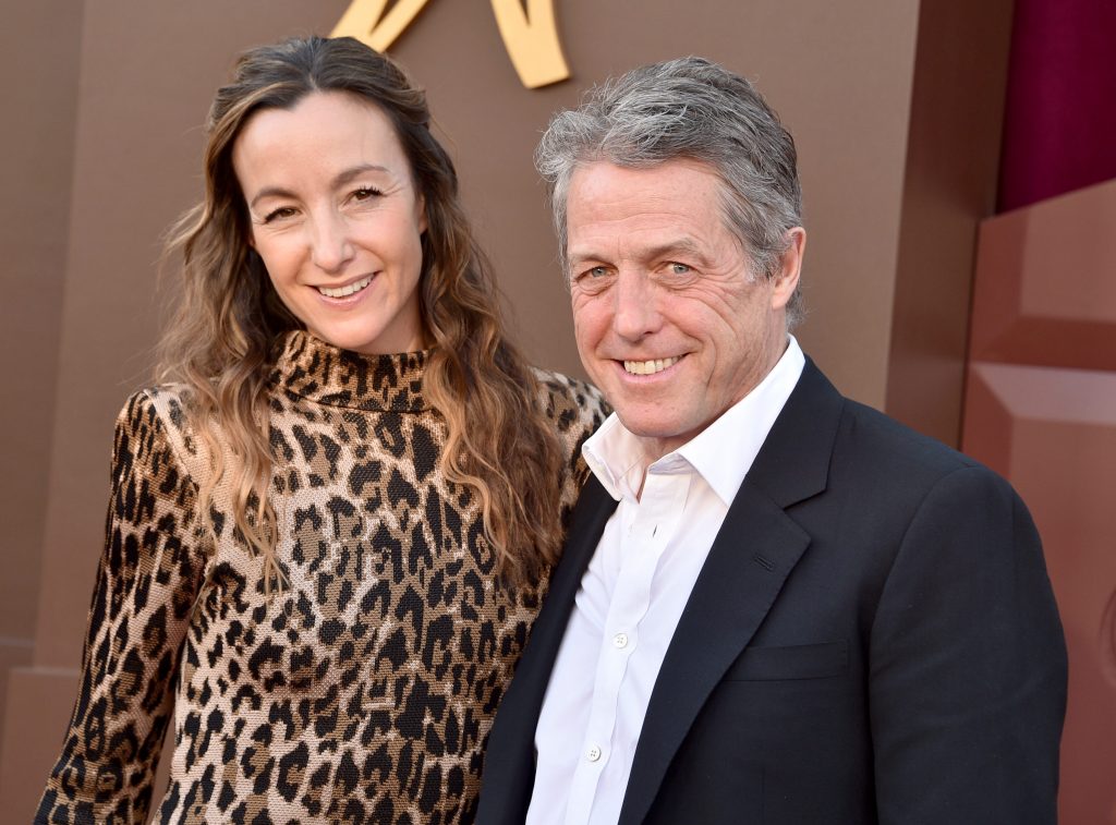Hugh Grant compie 64 anni, ha cinque figli da due mamme: "Di due non si ...