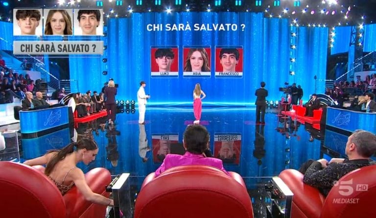 Serale di Amici 2025 in diretta, Asia e Vybes sono gli eliminati della prima puntata: cosa è ...