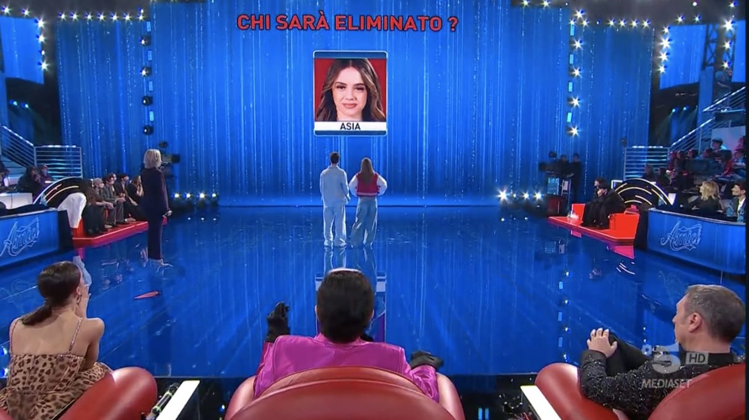 Serale di Amici 2025 in diretta, Asia e Vybes sono gli eliminati della prima puntata: cosa è ...