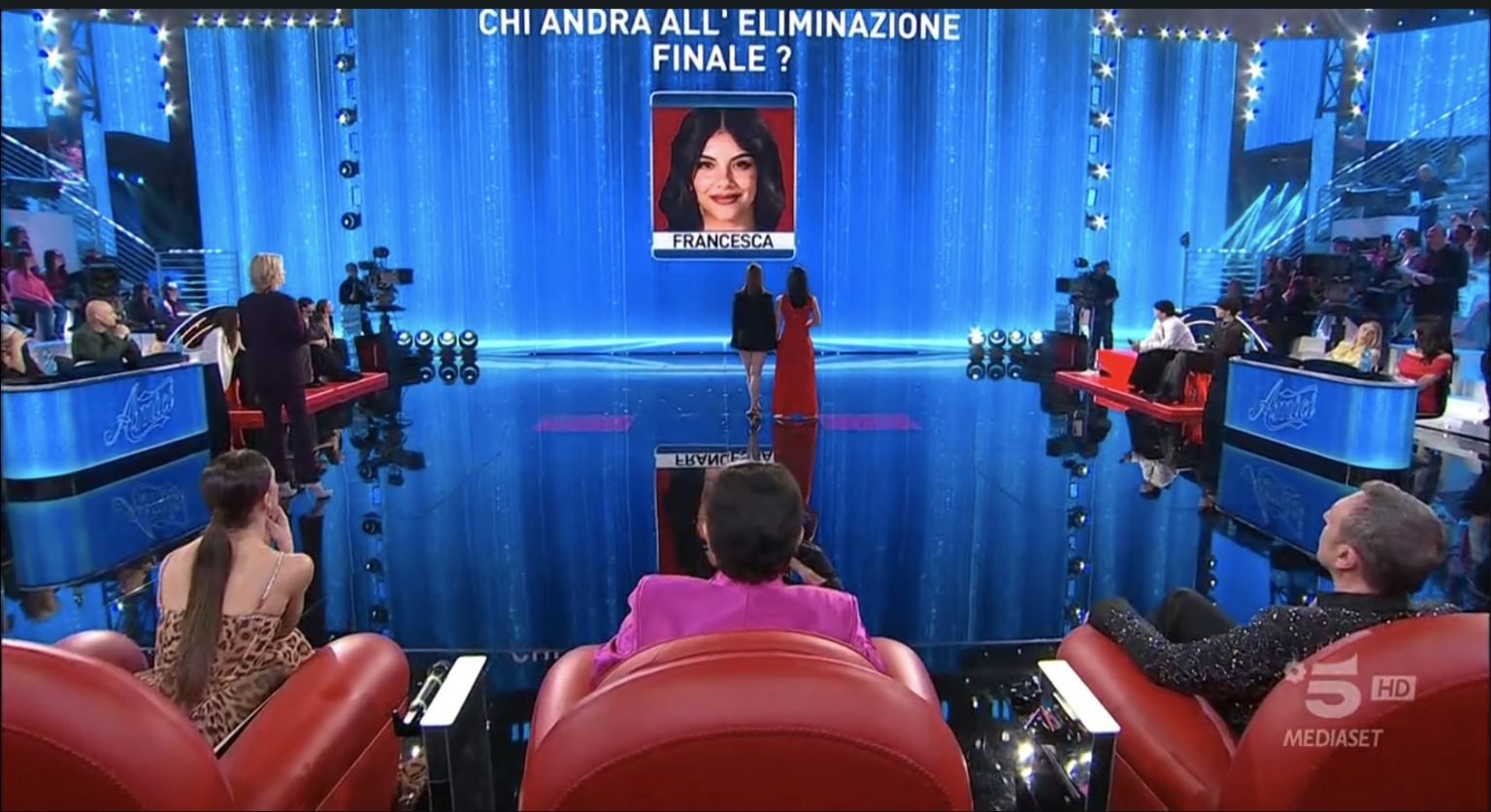 Serale di Amici 2025 in diretta, Asia e Vybes sono gli eliminati della prima puntata: cosa è ...