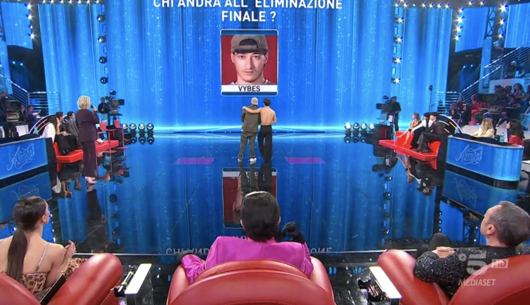 Serale di Amici 2025 in diretta, Asia e Vybes sono gli eliminati della prima puntata: cosa è ...