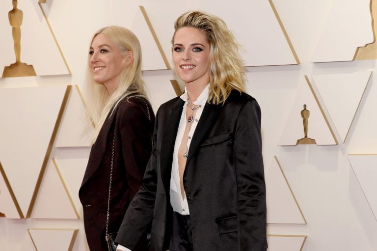 Kristen Stewart si è sposata, le nozze intime con Dylan Meyer nella loro casa a Los Angeles