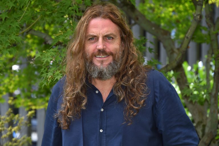 Chi è Mirko Frezza all'Isola dei Famosi 2025, la storia dal passato in ...