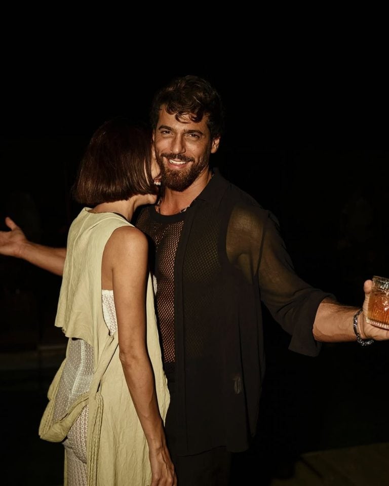 Can Yaman e l’abbraccio intimo con una ragazza mora: la presunta nuova fiamma è la dj Sara Bluma