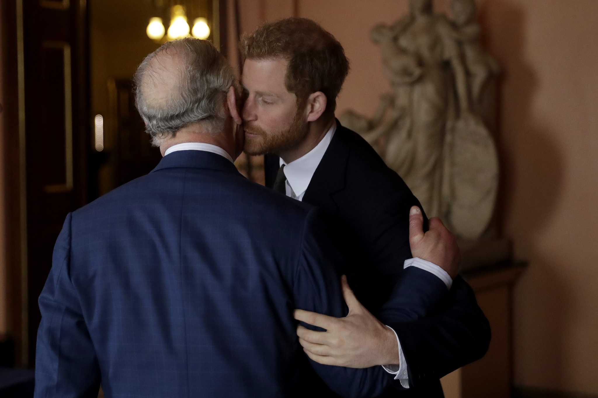 Harry torna a Londra per rivedere il padre Carlo dopo quasi 2 anni, accanto a lui non ci sarà ...