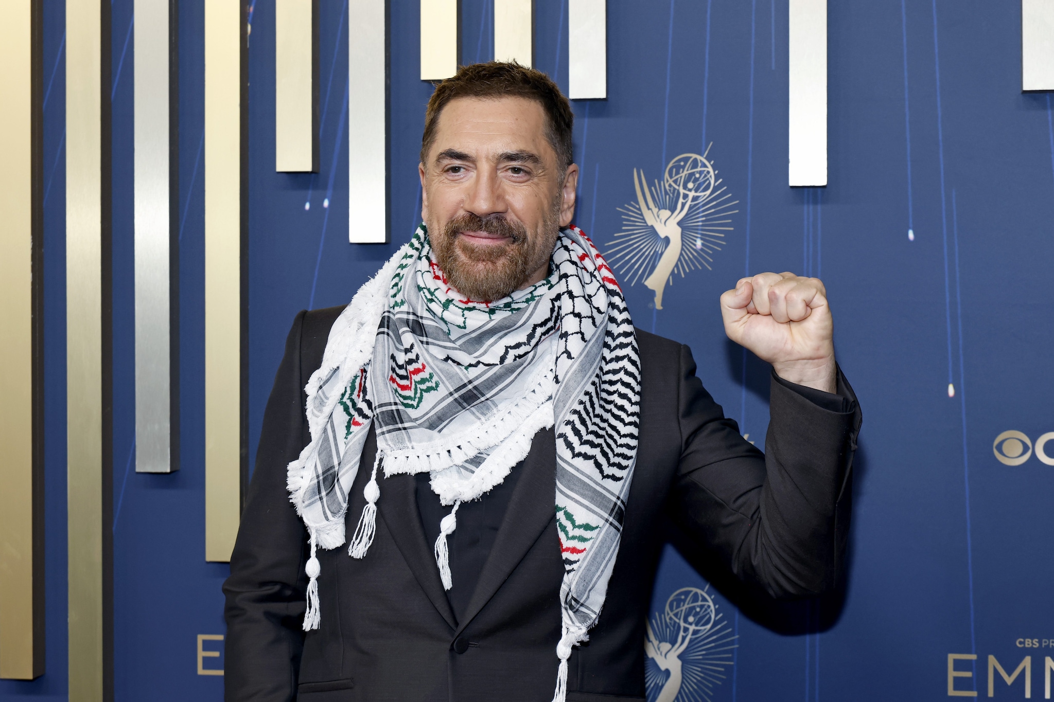 Javier Bardem sfila con la kefiah agli Emmy Awards: "Non lavorerò con ...