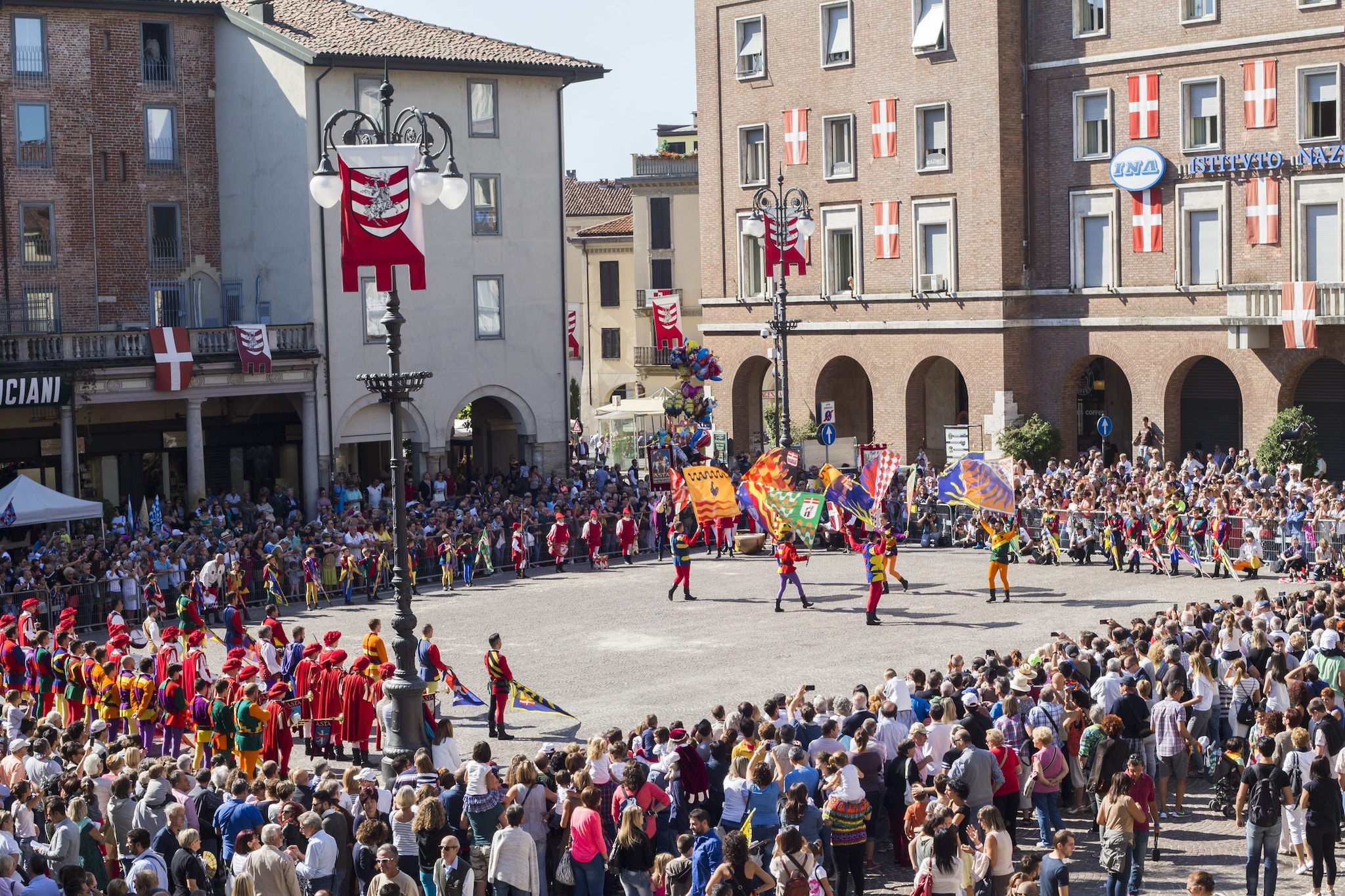 Troupe Rai derubata ad Asti durante il Palio: auto distrutta e tutte le ...