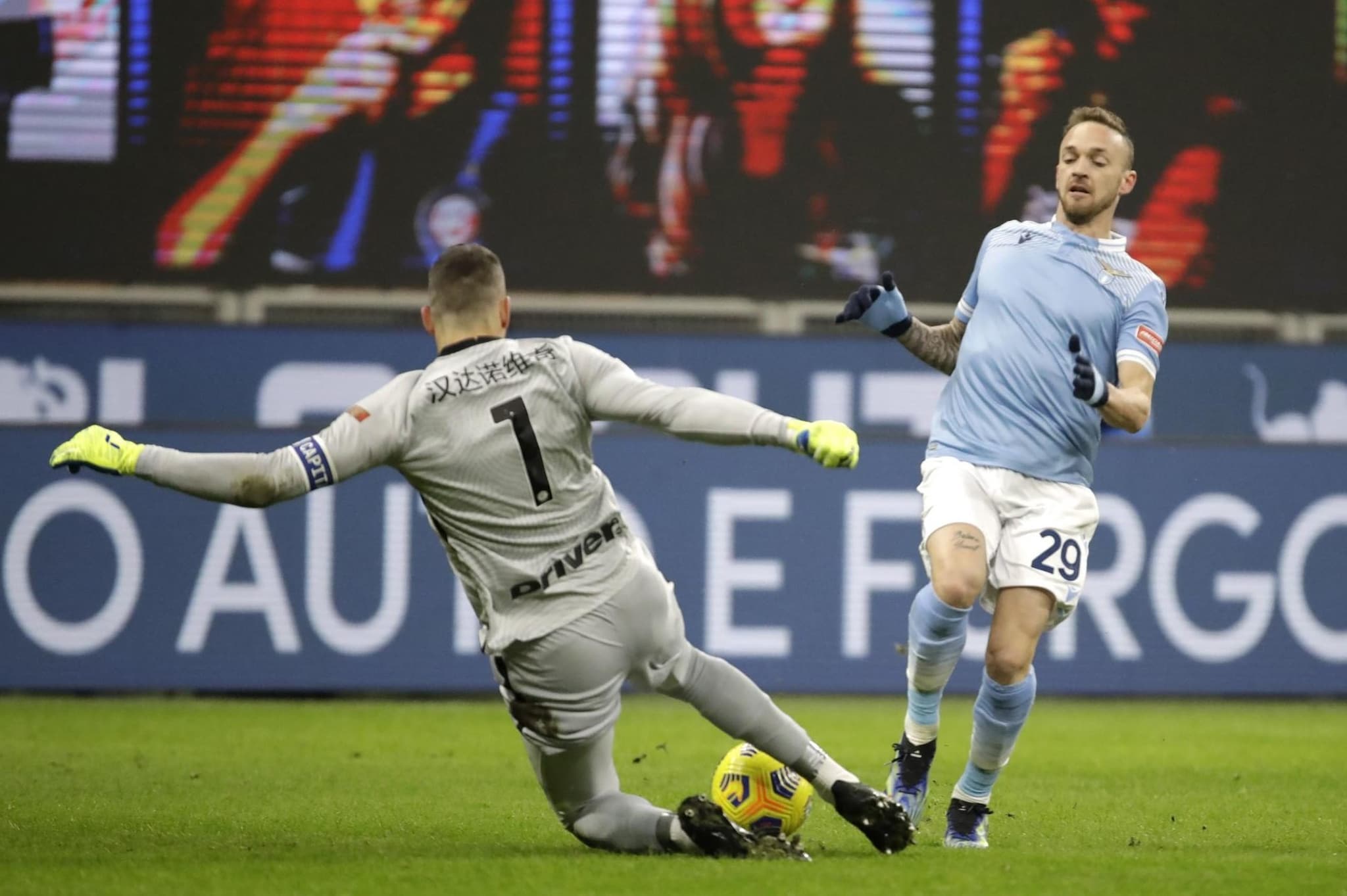 Lazzari rischia la squalifica con la prova TV per la bestemmia in Inter ...