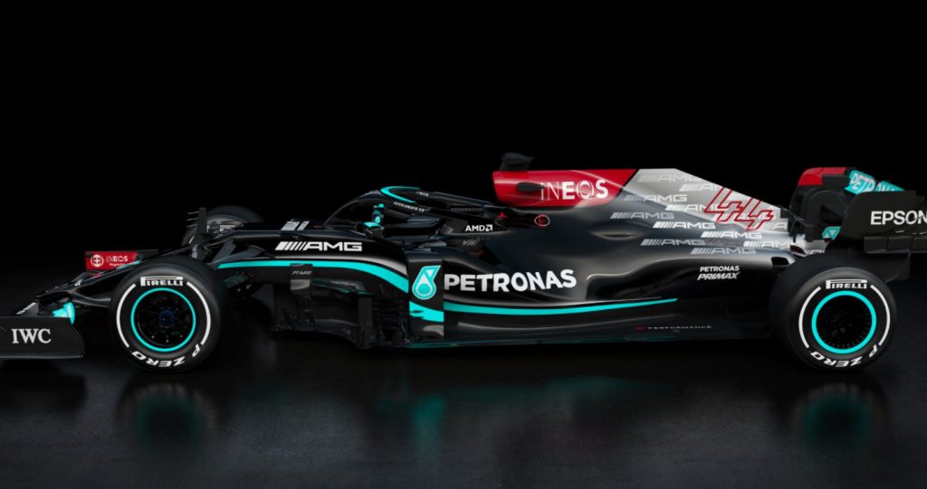 Presentata la Mercedes W12 con cui Hamilton proverà a vincere il Mondiale di F1 2021