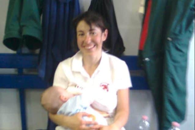 La foto della ex campionessa di rugby che allatta il figlio: "Non ...