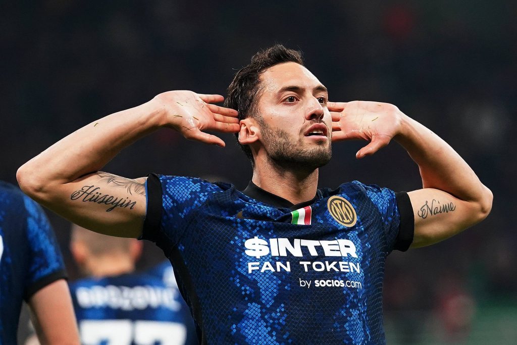 Calhanoglu esulta nel derby provocando i tifosi del Milan: gli ex ...