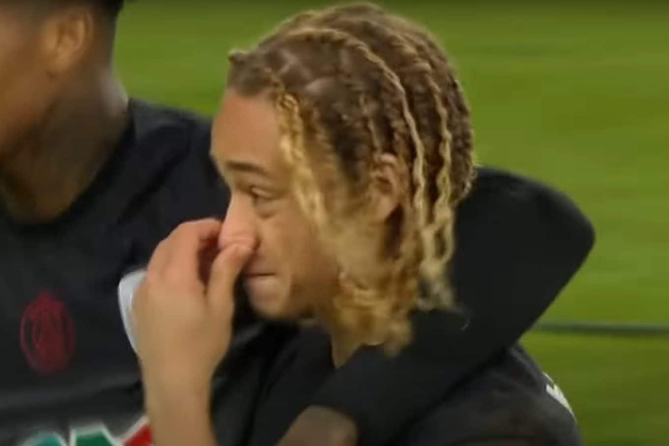 Xavi Simons mandato allo sbaraglio sul dischetto: quattro del PSG non ...