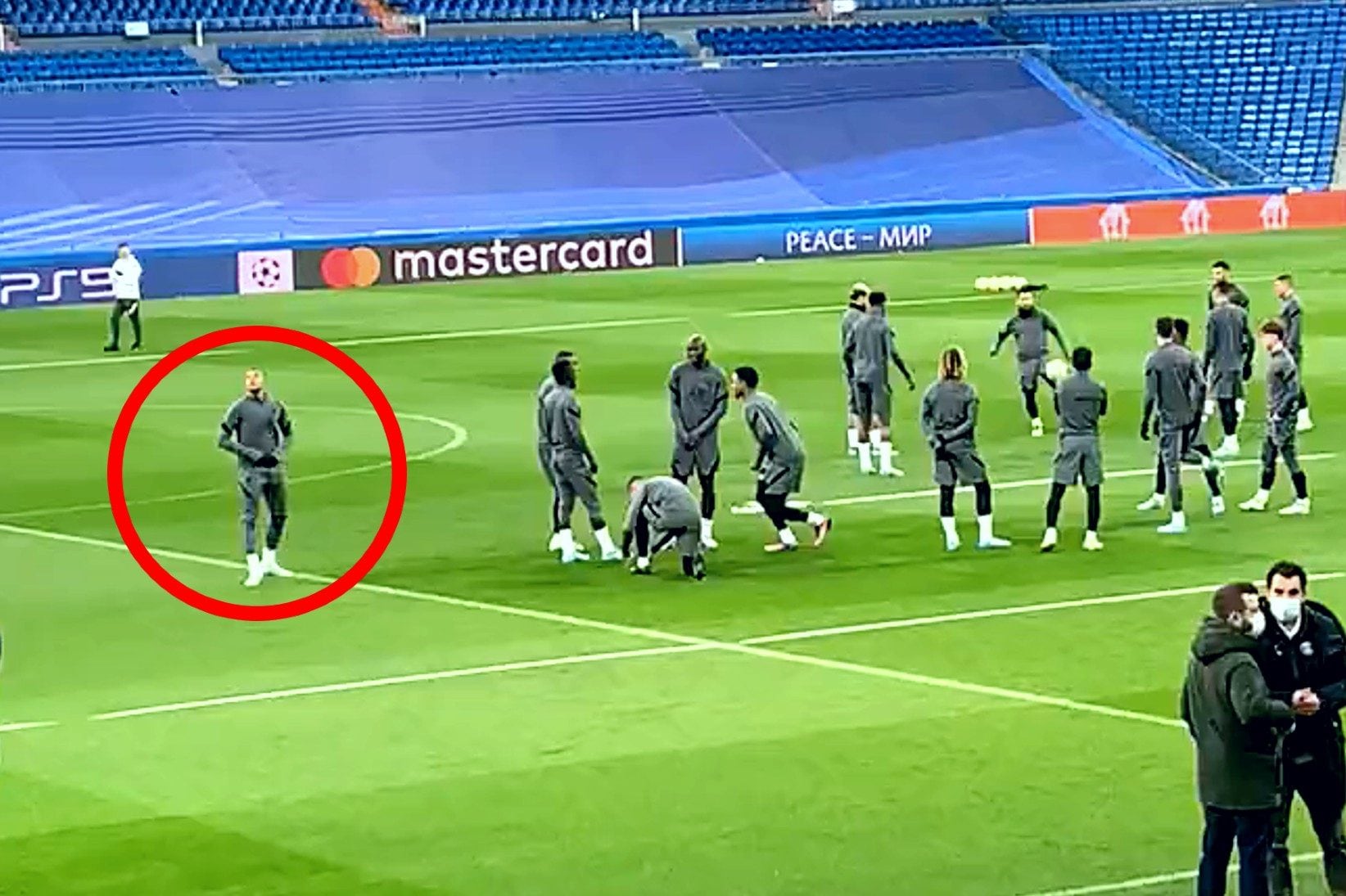 Mbappé al Bernabeu si isola dai compagni e fa un gesto a favore di ...