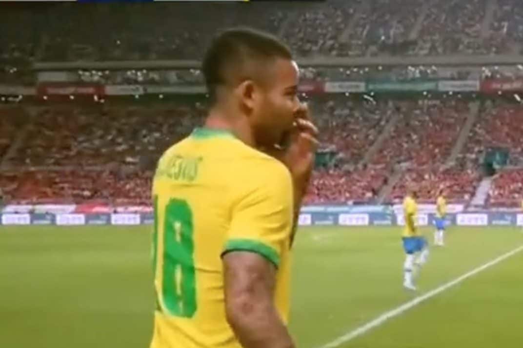 Gabriel Jesus come Low, il gesto disgustoso fa il giro del mondo: non ...