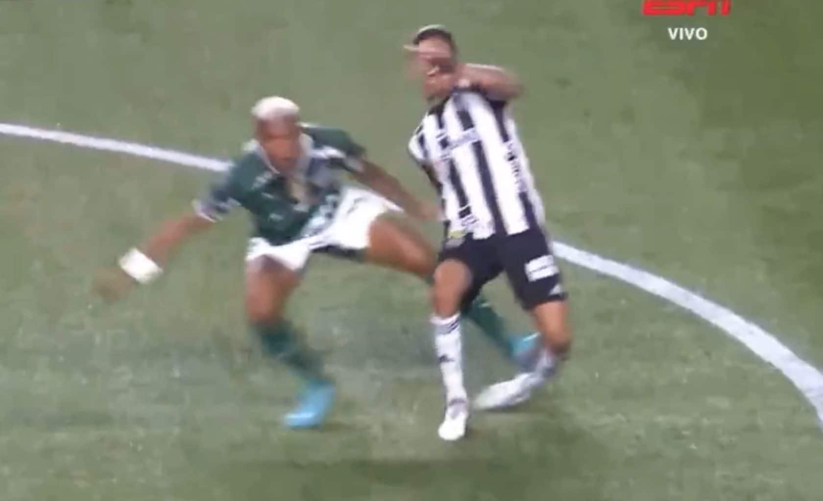 Il fallo tremendo che macchia una carriera esemplare: l'avversario è un ...