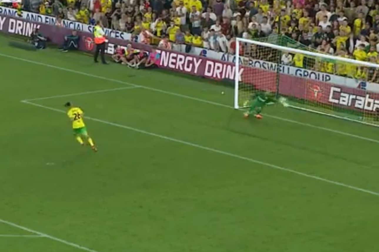 Sfacciataggine mai vista in un calcio di rigore: tira un cucchiaio e se ...