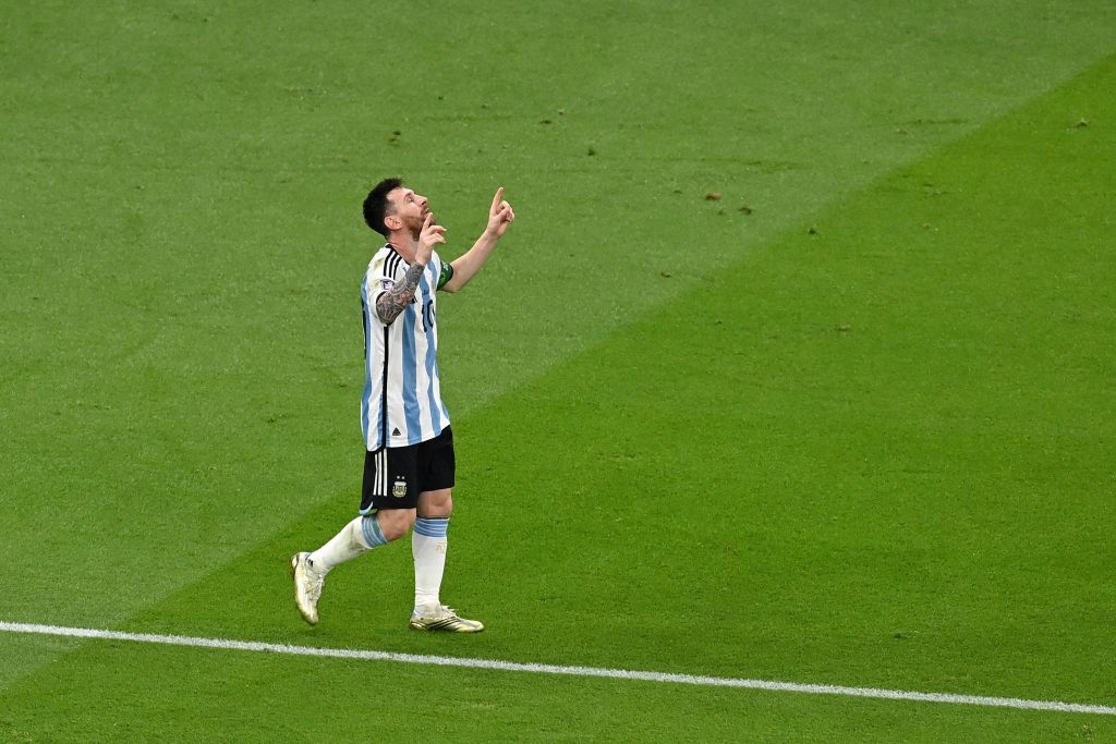 Perché Messi esulta indicando il cielo: parla alla persona che gli ha ...