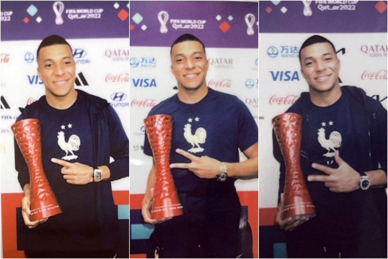 Mbappé ripete sempre lo stesso gesto col trofeo del migliore in campo ...