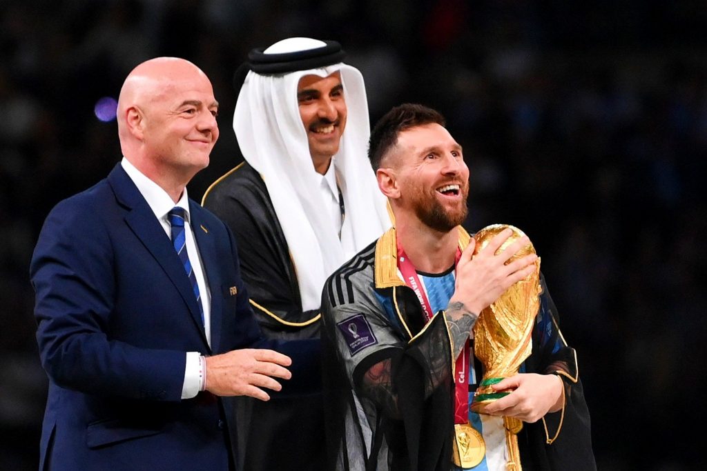 L'emiro ha infranto le regole per vestire Messi col mantello (con la ...