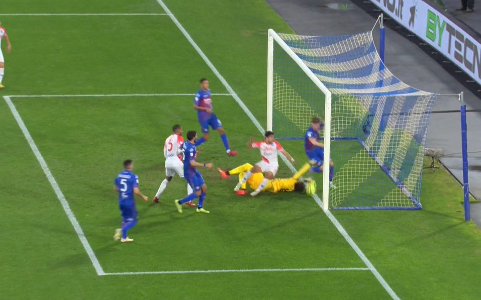 Le decisioni contestate a Ferrieri Caputi: il gol valido di Juan Jesus ...