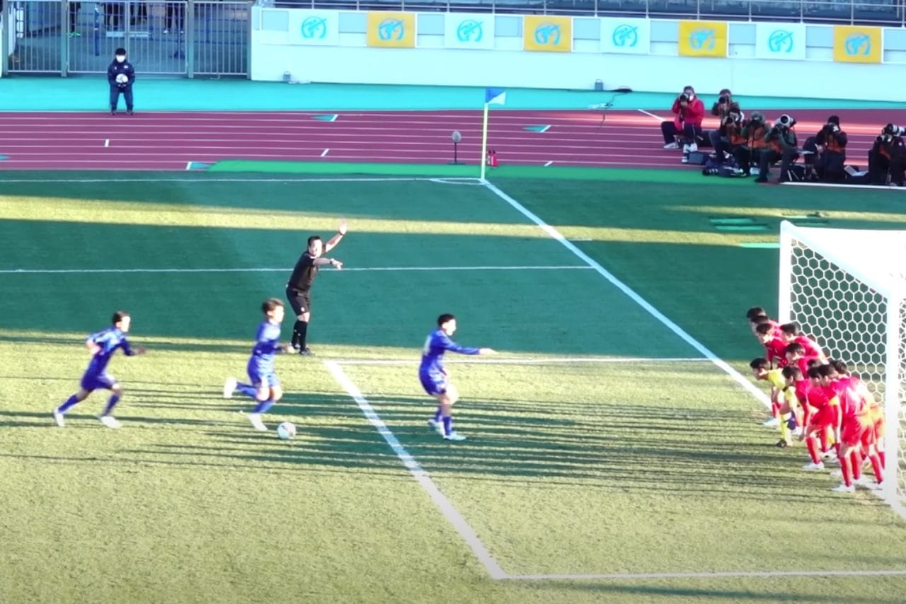 La punizione in area più ridicola di sempre: lo schema è insensato, l ...