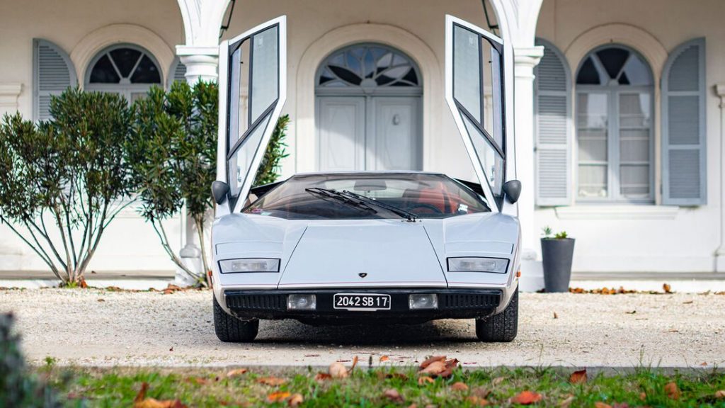 Rispunta la rarissima Lamborghini Countach LP400 numero 9: è stata chiusa per 20 anni in un castello