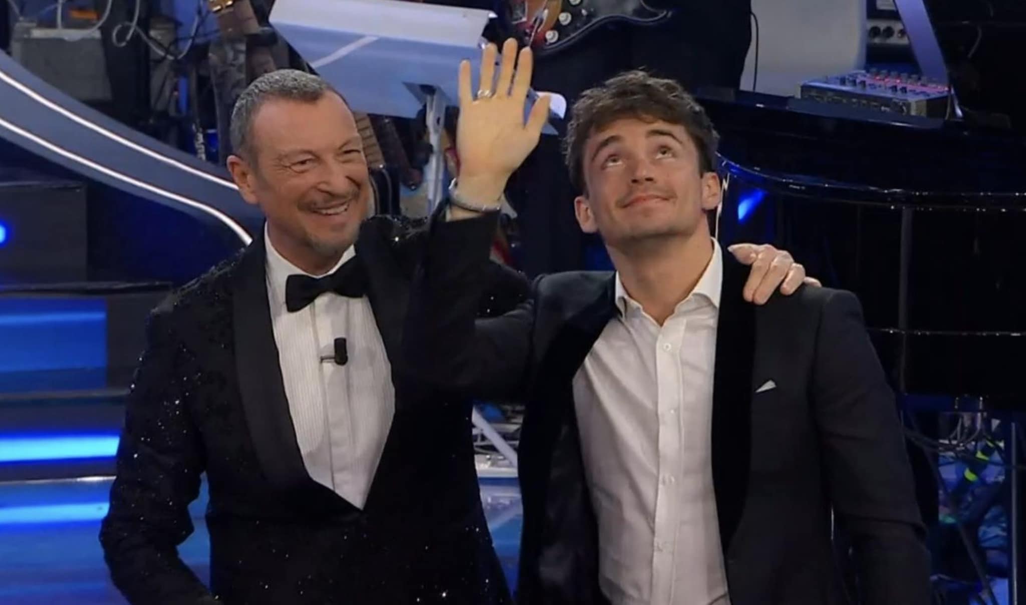 Charles Leclerc alla finale di Sanremo 2023 insieme al pilota Antonio ...
