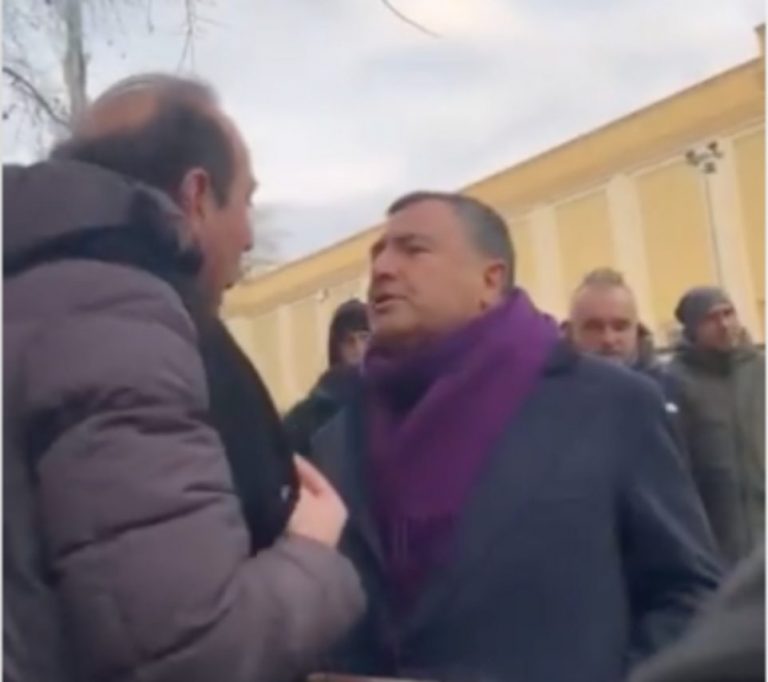 Barone faccia a faccia con un tifoso della Fiorentina, arriva la Polizia: "Ma chi sei? Vattene a ...