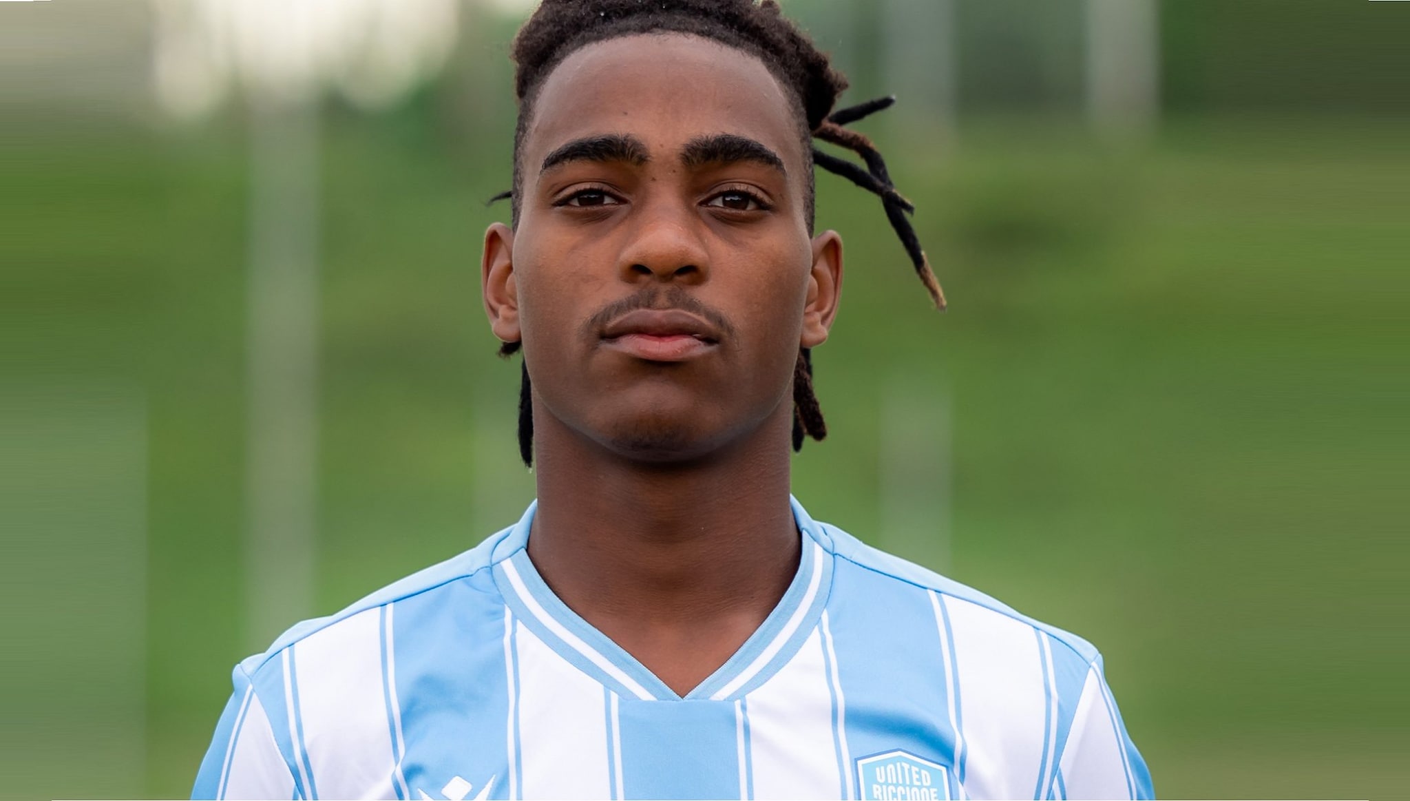 Insulti razzisti in Serie D, giocatore torna in panchina in lacrime ...