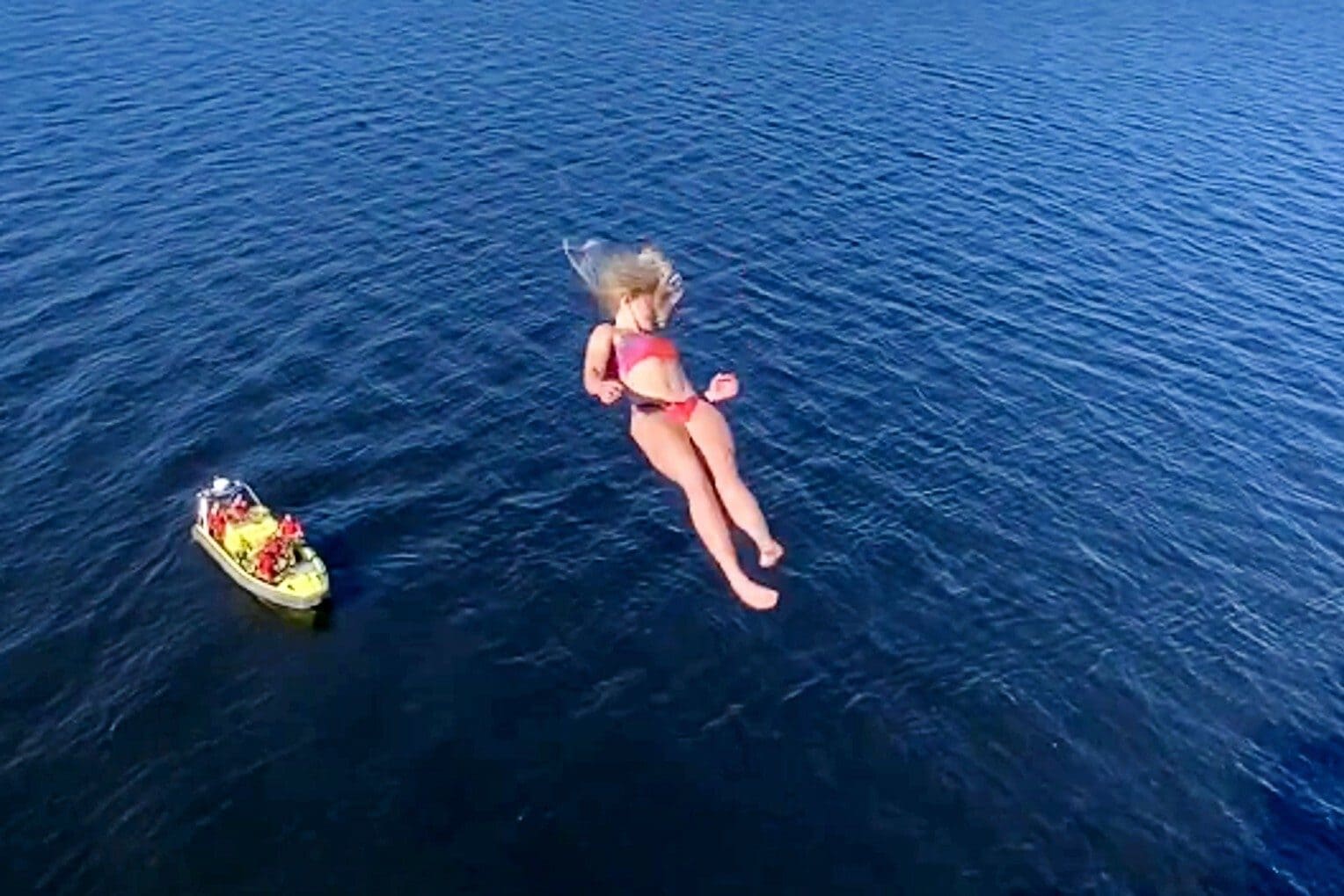 Un nuovo sport sta spopolando su TikTok, è il "tuffo della morte": solo per professionisti