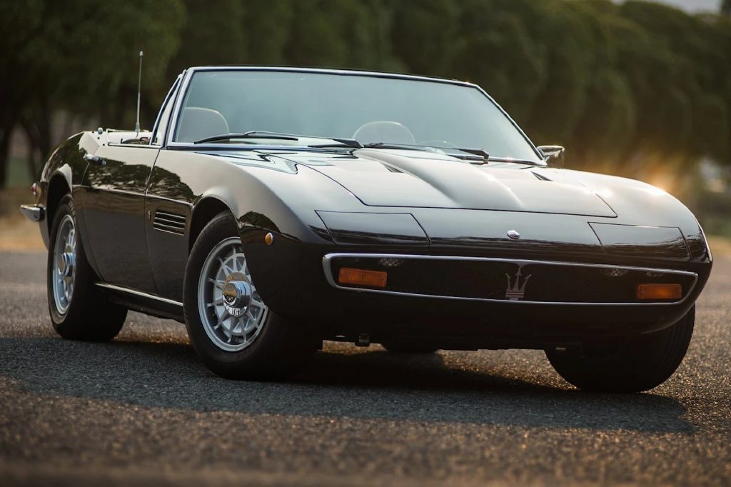 La star dei Maroon 5 dà due Ferrari per una Maserati, poi la brutta ...