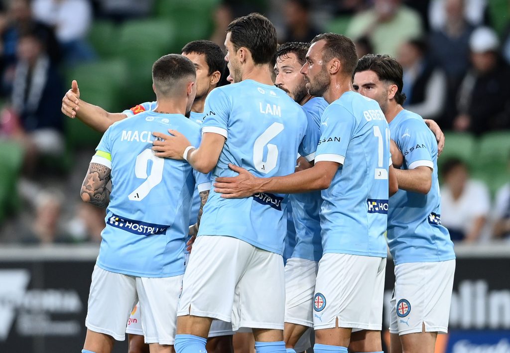 Finge di essere il capo degli ultras per fare colpo su una ragazza ...